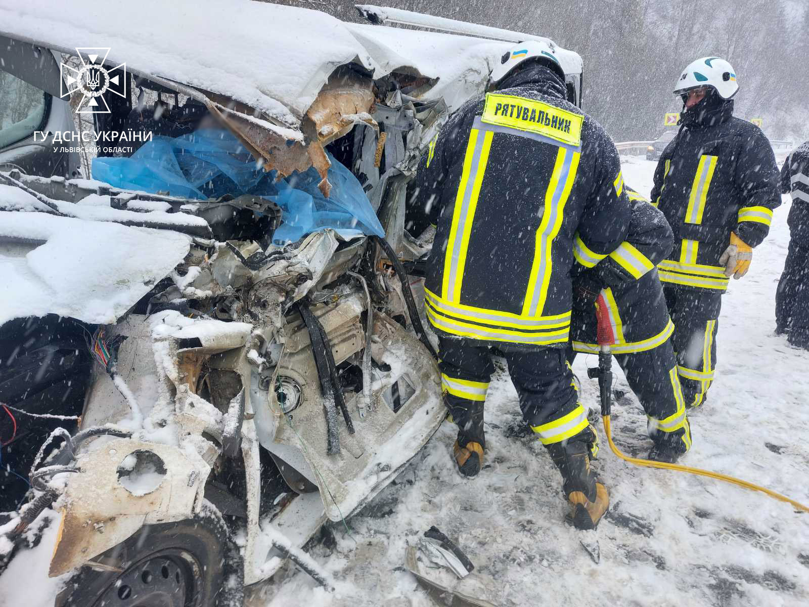 Rescuers in Stryi district freed a man who died in a road accident from ...